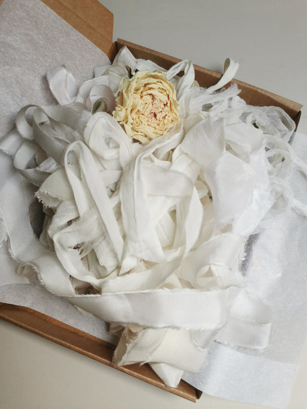 NEUTRAL BUTTONHOLE STYLING & CRAFT SILK SNIPPET BOX - Silk & Purl